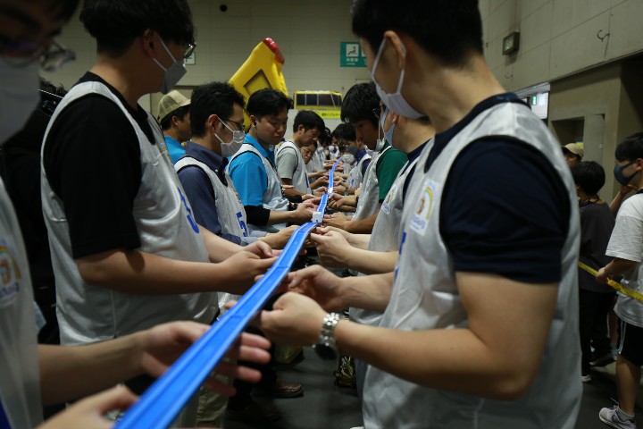 Longest line of people forming a toy vehicle track | Guinness World Records