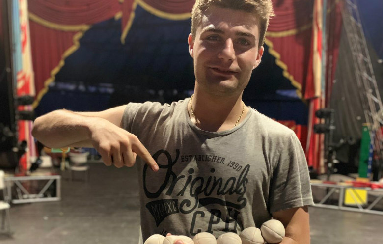 Most consecutive overhead juggling catches (seven balls) | Guinness ...