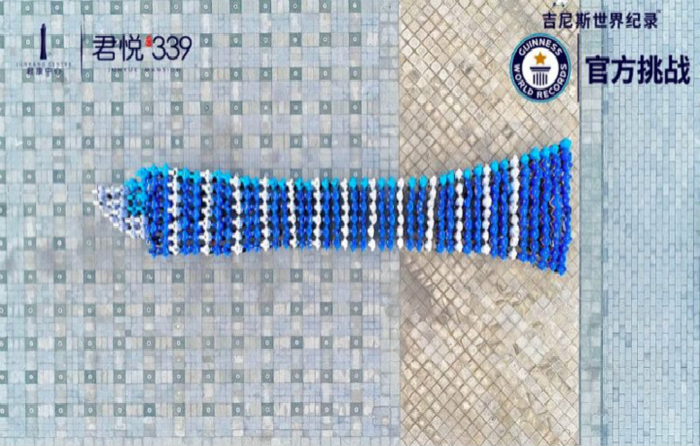 Largest human image of a skyscraper | Guinness World Records