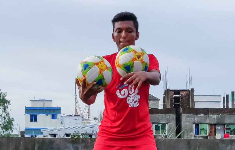 Most football (soccer) arm rolls in one minute (two balls) | Guinness ...