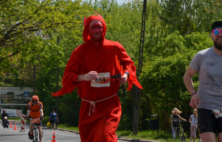Fastest marathon dressed as a devil (male) | Guinness World Records