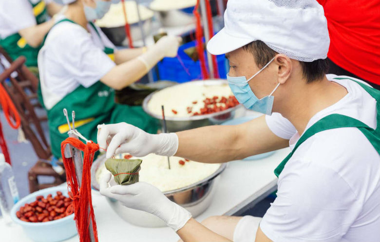 Most rice dumplings made in one hour (team of 12) | Guinness World Records