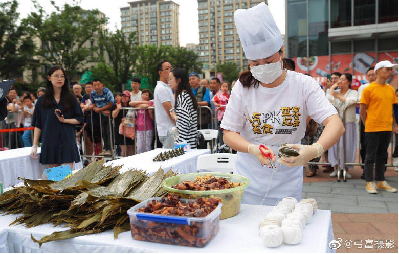 Most rice dumplings made in one hour (team of 8) | Guinness World Records