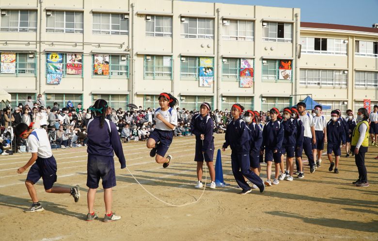 Most people in a rope skipping relay (single rope) | Guinness World Records
