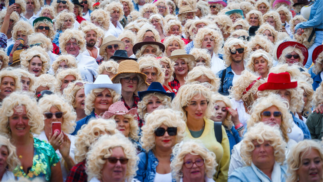 Largest gathering of people dressed as Dolly Parton | Guinness World ...