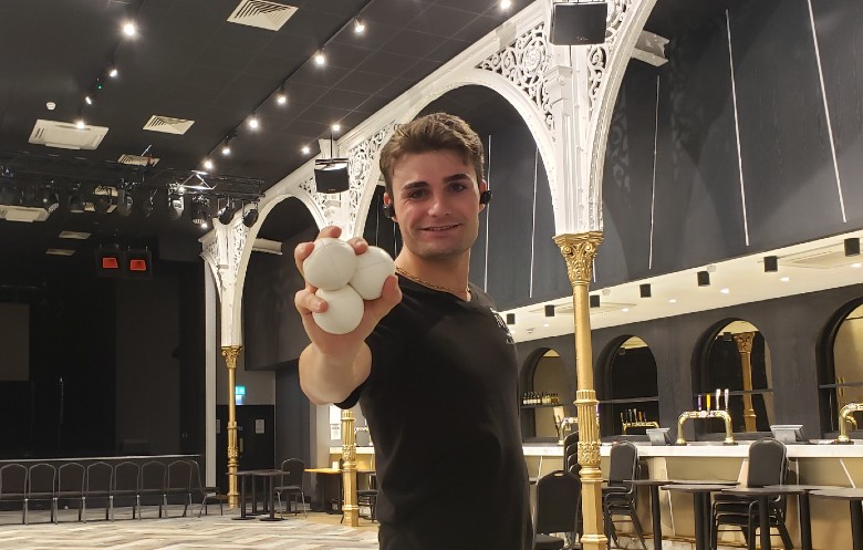 Most consecutive juggling catches with one hand (three balls ...