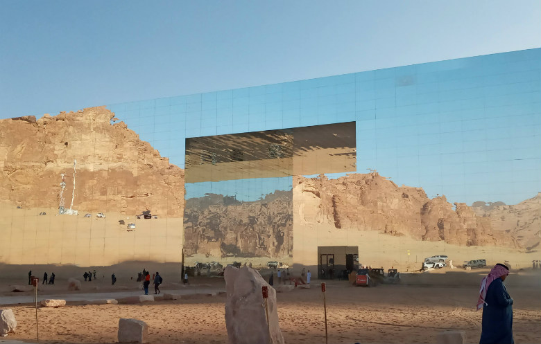 Largest mirrored building | Guinness World Records