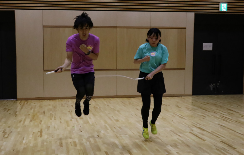 Most alternate skips by a pair in 30 seconds (single rope) | Guinness ...