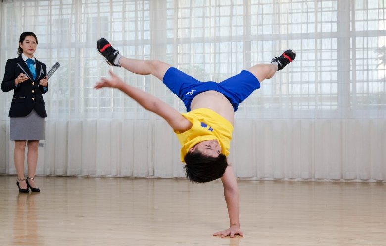 Most consecutive breakdance air flares (male) | Guinness World Records