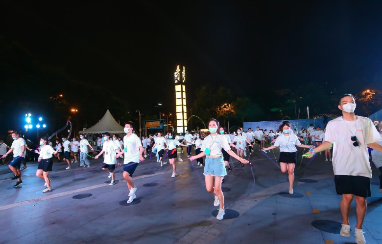 Most people alternate step skipping simultaneously (multiple venues ...