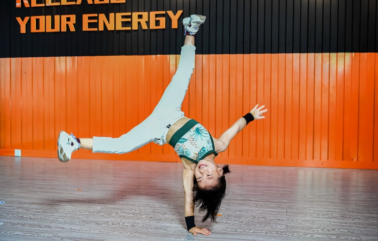 Most consecutive breakdance air flares (female) | Guinness World Records