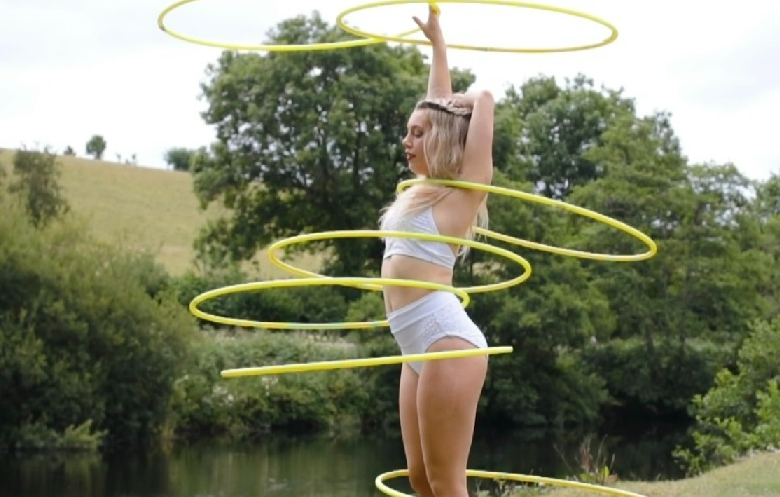 Longest duration performing a seven hula hoop split | Guinness World Records