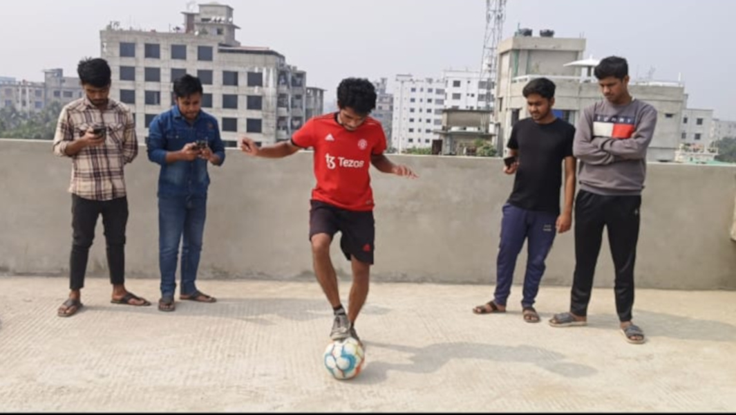 Most football (soccer) toe taps in 30 seconds | Guinness World Records