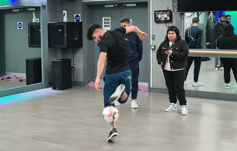 Most football (soccer) 'around the world' slap tricks in 30 seconds ...