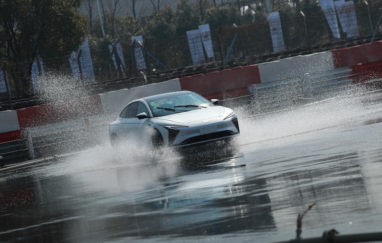 Longest drift in an electric car on a wet surface | Guinness World Records