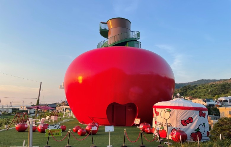 Largest building in the shape of an apple | Guinness World Records