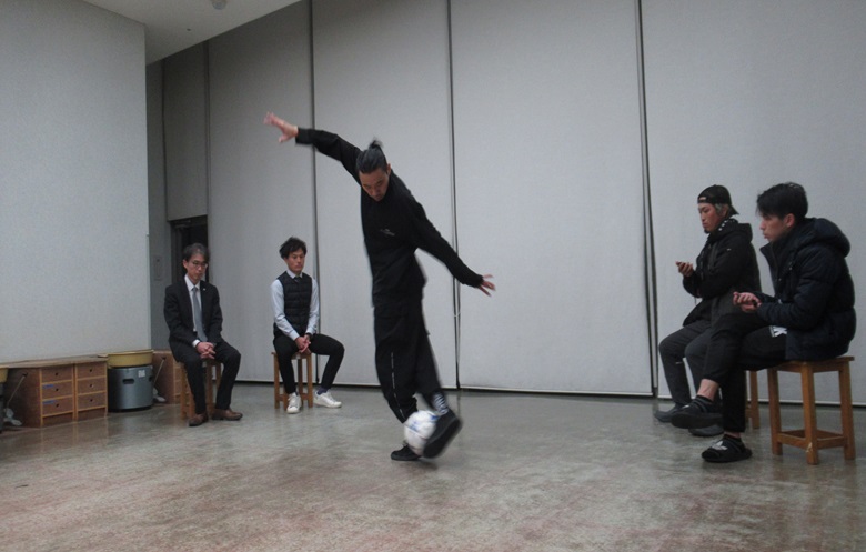 Most football (soccer) slap tricks in 30 seconds | Guinness World Records