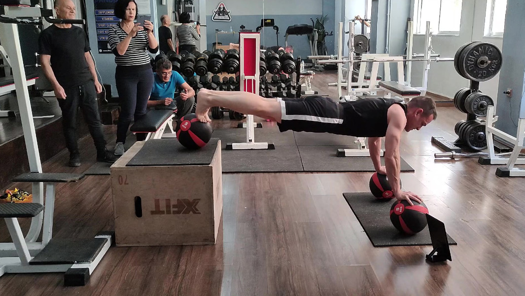 Most decline push ups on medicine balls in one minute (male) | Guinness ...