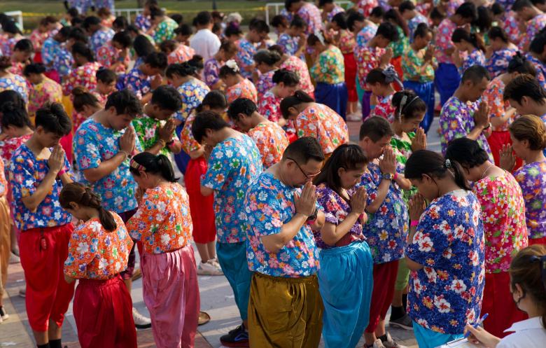 Most people doing wai greeting in pairs simultaneously | Guinness World ...