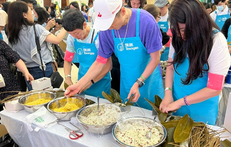 Most people making rice dumplings simultaneously online and in a single ...