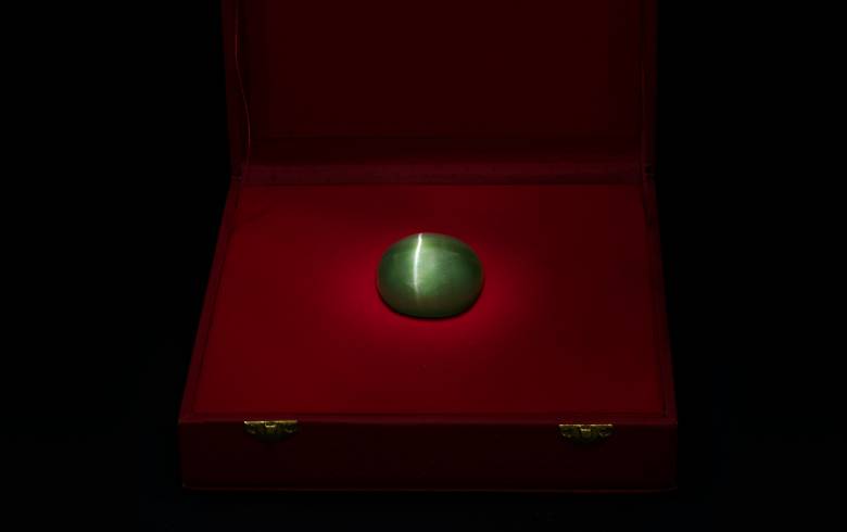 Largest natural cat's eye green beryl | Guinness World Records