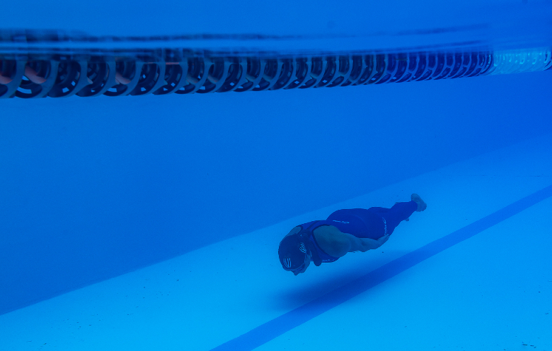 Greatest distance swimming underwater in one hour (female) | Guinness ...
