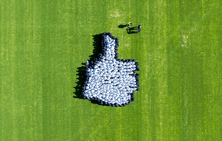 Largest human image of a single hand gesture | Guinness World Records