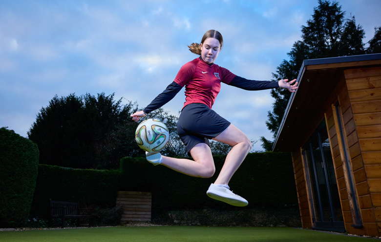 Most 'Hop the World' football control tricks in 30 seconds (female ...