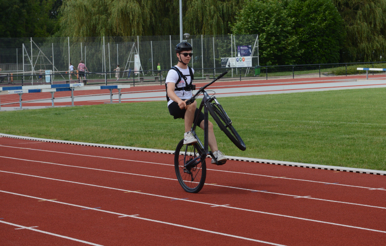 Longest duration bicycle wheelie with one hand | Guinness World Records