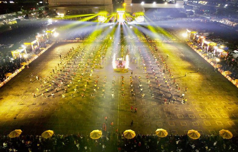 Most pairs performing princess/bridal carries simultaneously | Guinness ...