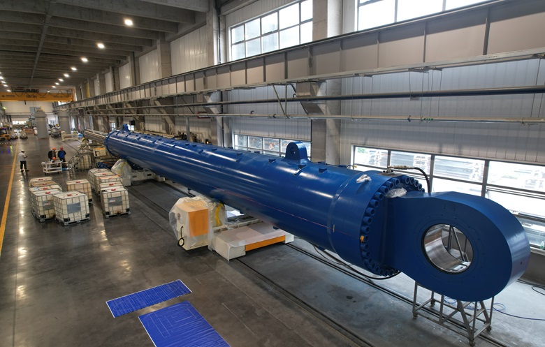 Largest hydraulic cylinder | Guinness World Records