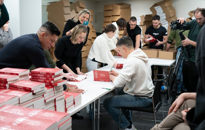 Most books signed in 12 hours (multiple titles) | Guinness World Records