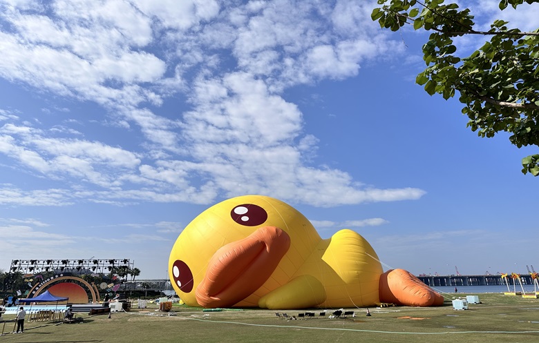 Largest inflatable sculpture of a rubber duck | Guinness World Records