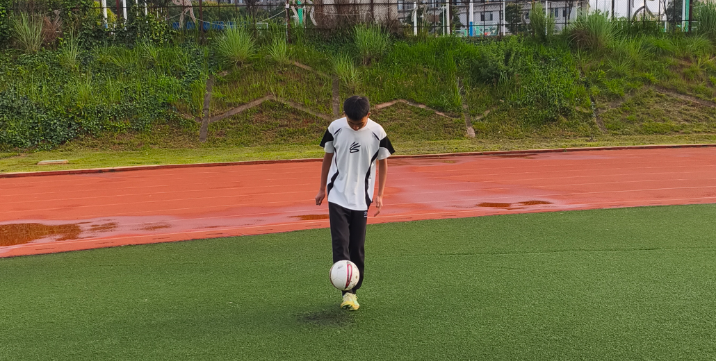 Most football touches with one foot in one hour | Guinness World Records
