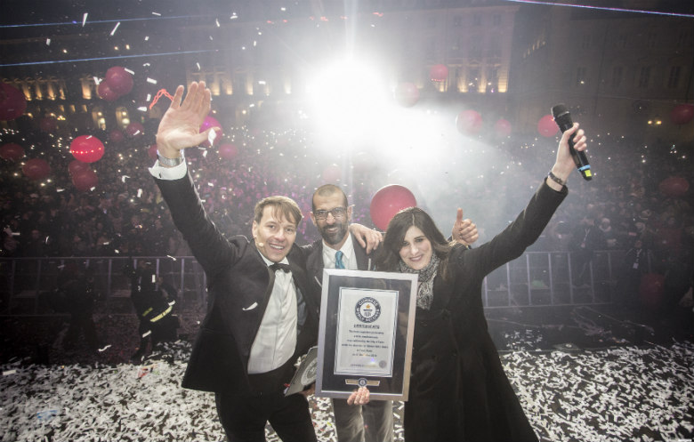 Most magicians performing a trick simultaneously | Guinness World Records