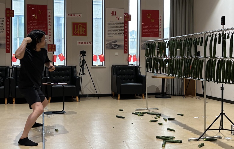 Most cucumbers cut by throwing playing cards in one minute | Guinness ...