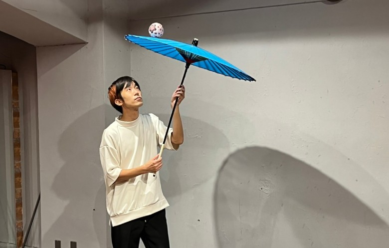 Longest time to spin a ball on an umbrella | Guinness World Records