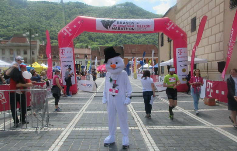 Fastest marathon dressed as a snowperson (male) | Guinness World Records