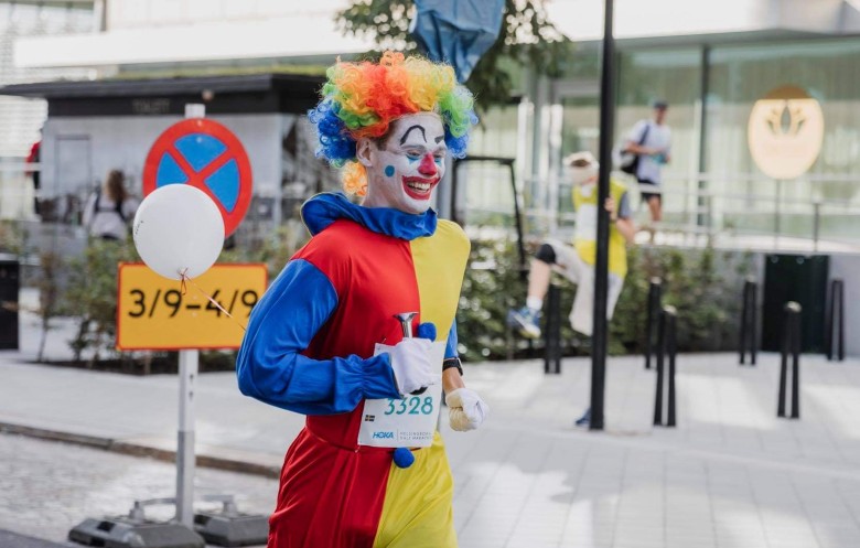 Fastest half marathon dressed as a clown | Guinness World Records