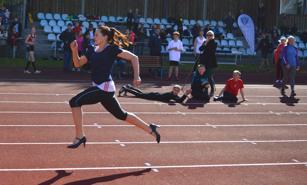 Fastest 100 metres in high heels (female) | Guinness World Records