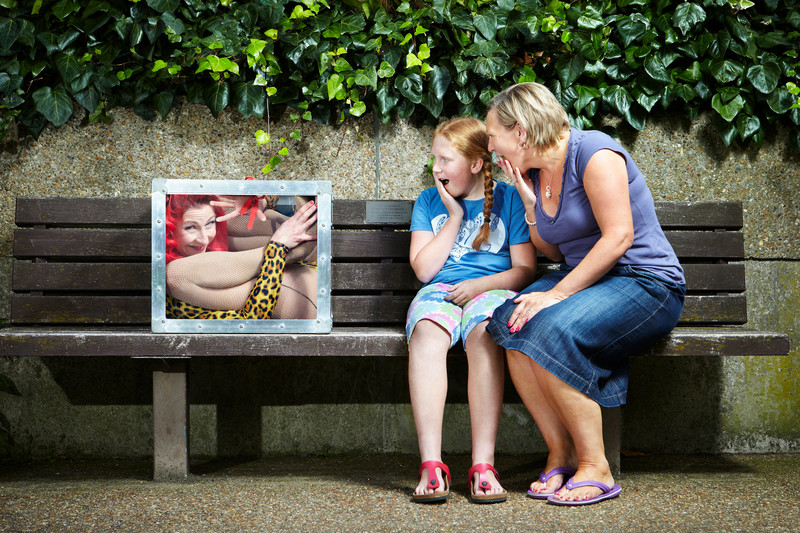 Fastest time to cram into a box (female) | Guinness World Records