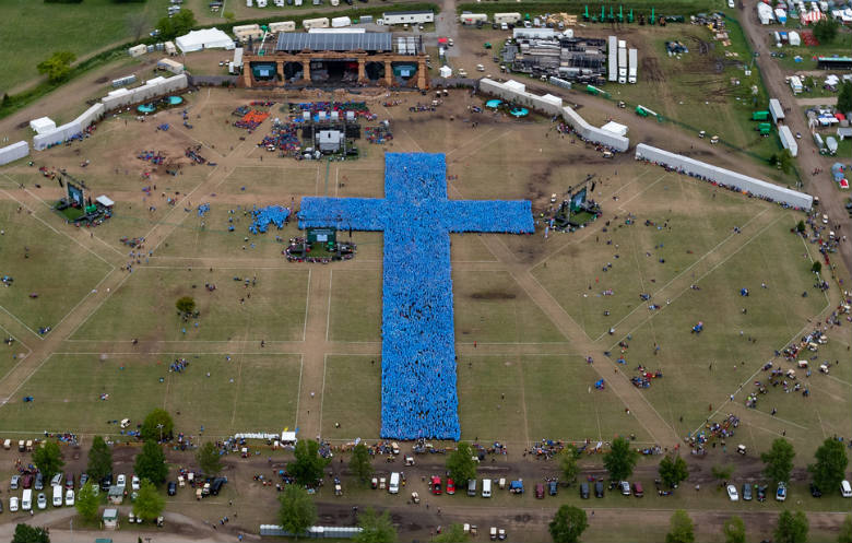 Largest human image of a cross | Guinness World Records