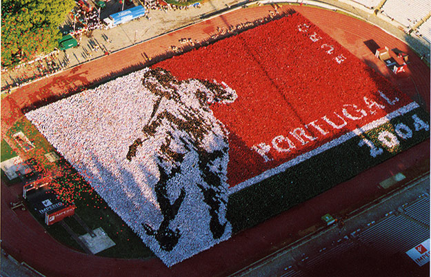 Largest human logo / image | Guinness World Records