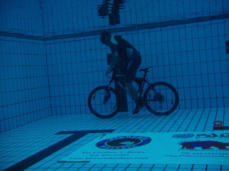 Longest distance cycling underwater (without oxygen) | Guinness World ...