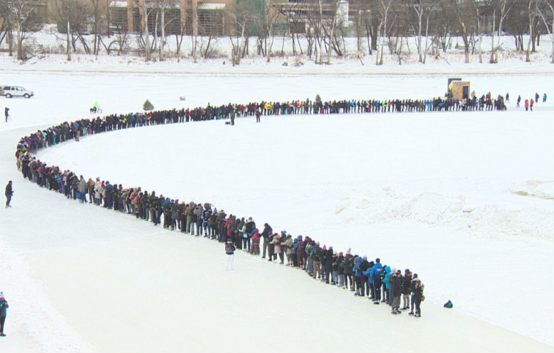 Longest line of ice skaters | Guinness World Records