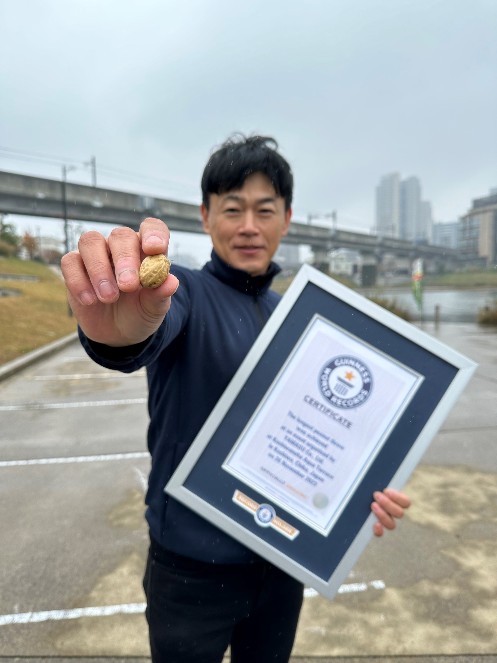 Longest peanut throw | Guinness World Records