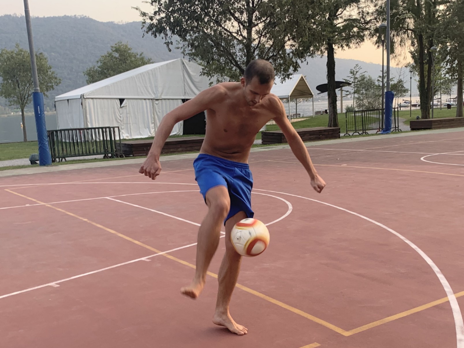 Most 'around the world' football (soccer) control tricks in one minute ...