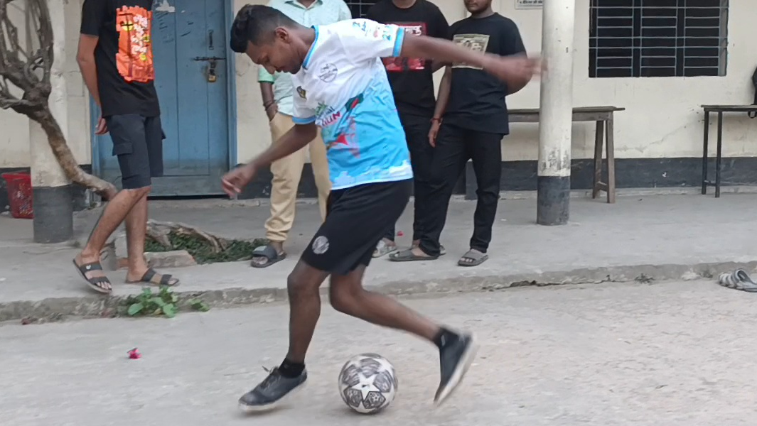 Most backwards football (soccer) step overs in one minute | Guinness ...