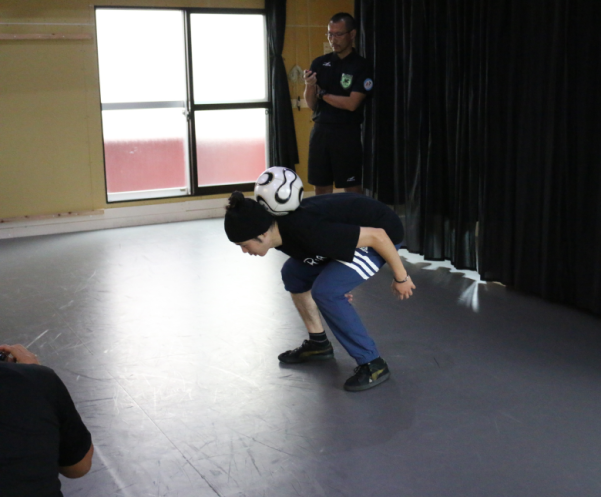 Most football (soccer ball) neck catches in one minute | Guinness World ...