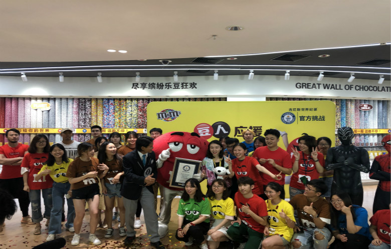 Most hugs given by a mascot in one minute | Guinness World Records